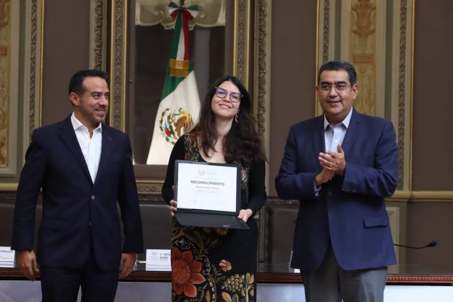 Reconocen en el Congreso la trayectoria de la escritora poblana Mónica ...