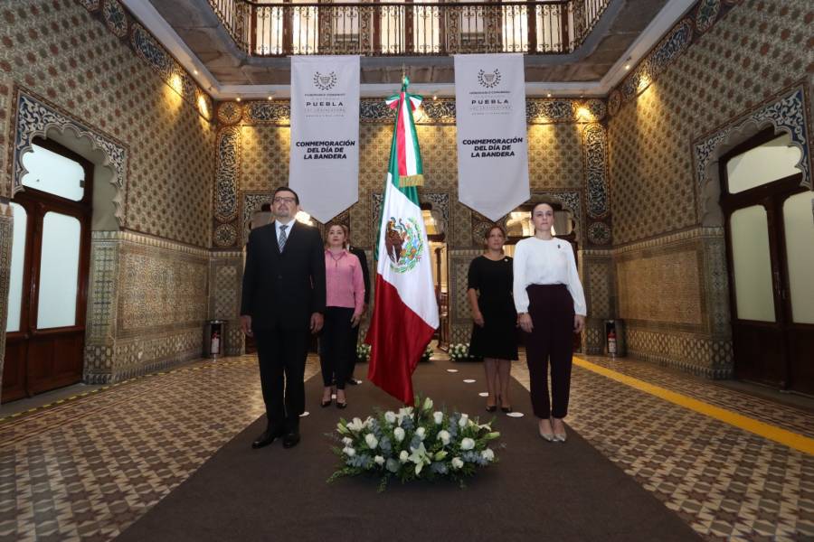 Celebremos a nuestro lábaro patrio con el orgullo de ser mexicanas y ...