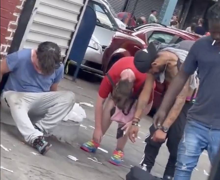 Terribles imágenes de la calle de los zombies en Filadelfia ...