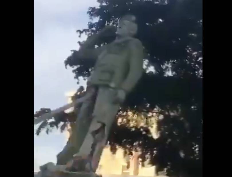 Manifestantes derriban dos estatuas de Chávez tras reelección de Maduro ...