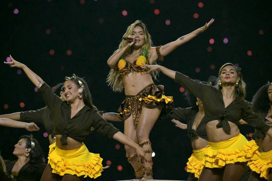 Karol G deslumbra en el show de medio tiempo de la NFL en São Paulo ...